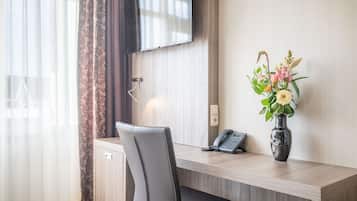 Quarto duplo standard | Frigobar, cofres nos quartos, escrivaninha