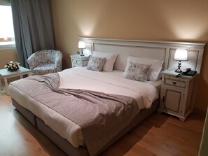 Minibar, cofre no quarto, secretária, quartos insonorizados 