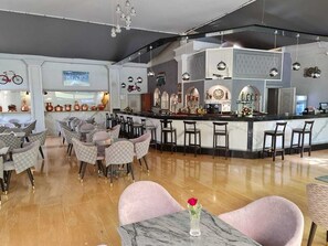 2 bares/lounges, bar ao lado da piscina