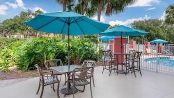 Piscina externa, guarda-sóis, espreguiçadeiras