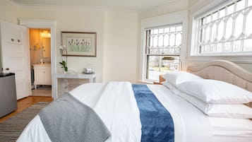Genesee Room, Deluxe Queen Bed, Ensuite, Partial Lake View | Lençóis italianos Frette, roupa de alta qualidade