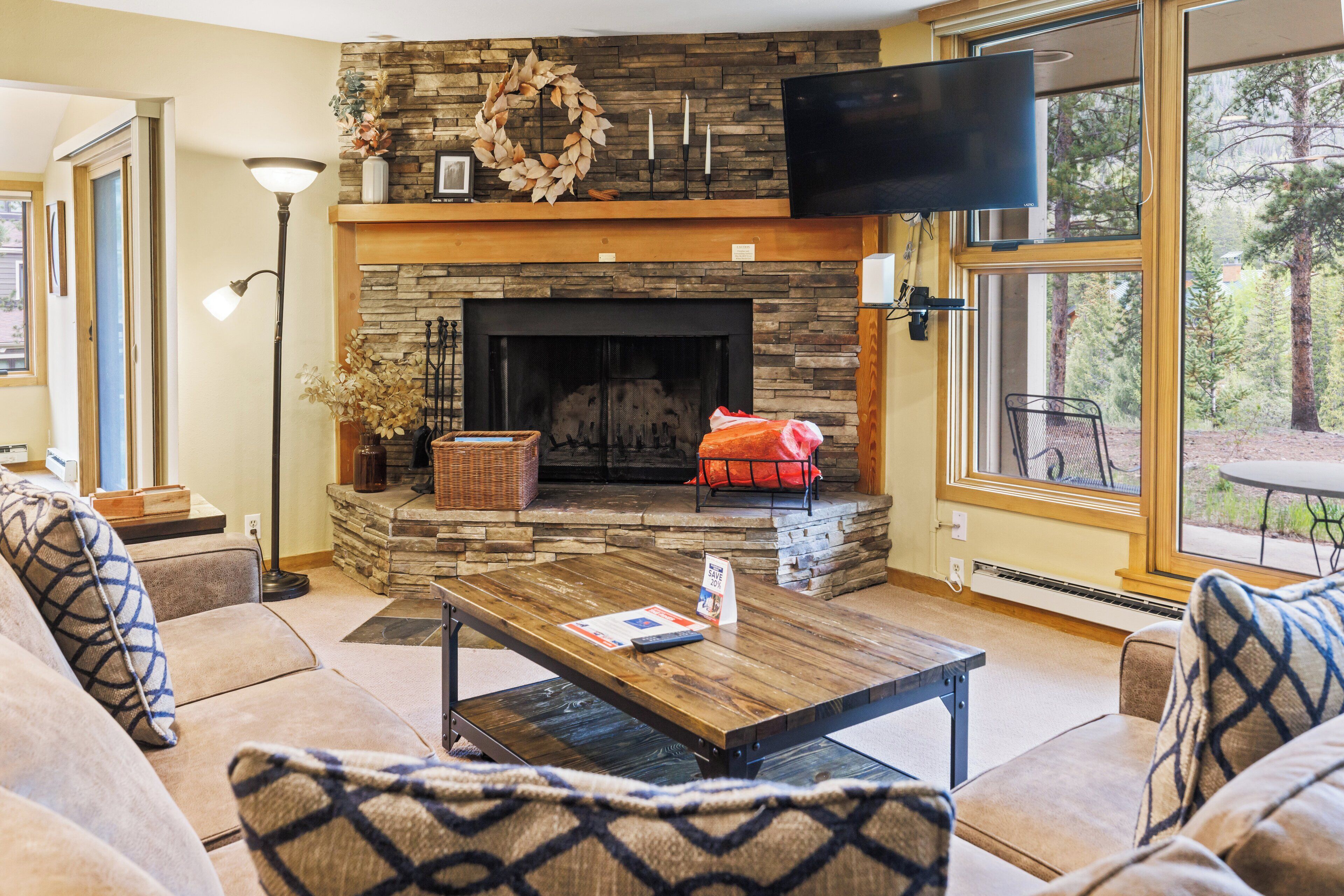 Condo, 3 quartos (The Pines) | Área de estar | TV