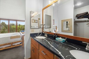 Apartamento em Condomínio Fechado, 3 quartos | Casa de banho | Uma combinação polibã/banheira, toalhas fornecidas, champô 