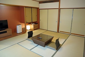 Quarto, não fumadores (Japanese Style) | Roupa de alta qualidade, edredões de penas, secretária 