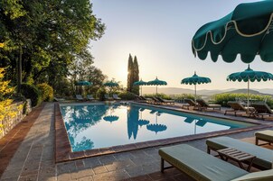Piscina exterior, guarda-sóis, espreguiçadeiras