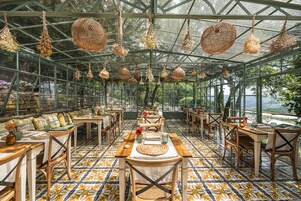 2 restaurantes, é servido café da manhã