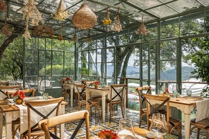 2 restaurantes, é servido café da manhã