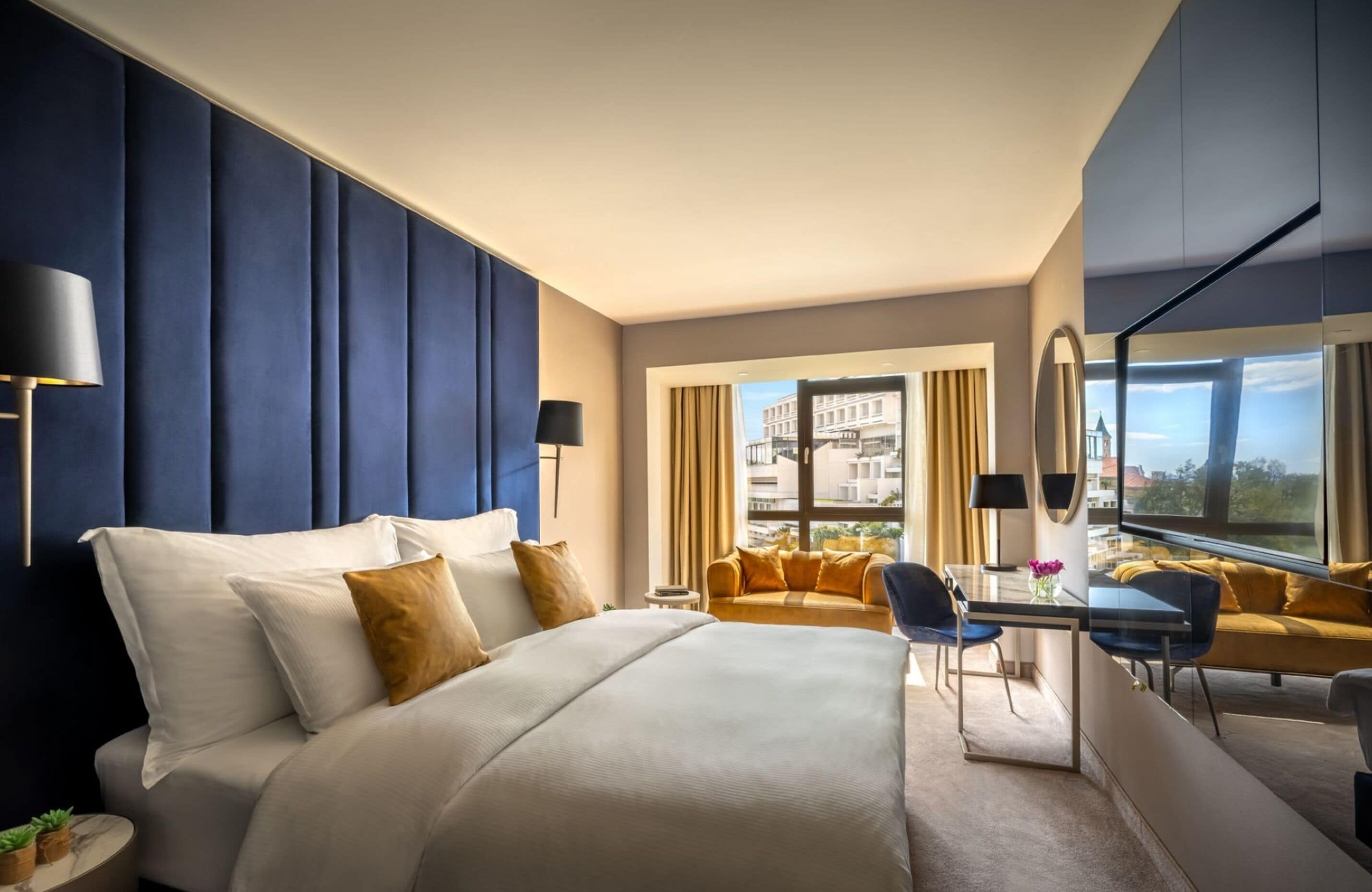 Edredões de penas, minibar, cofre no quarto, secretária 