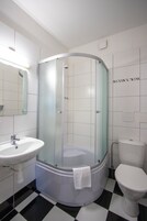 Quarto Triplo | Casa de banho | Um polibã, um chuveiro fixo, um secador de cabelo (mediante pedido) 