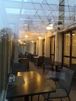 Pequeno-almoço tipo buffet diário (5 EUR por pessoa)