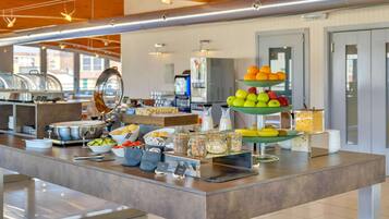 Pequeno-almoço tipo buffet diário (12 EUR por pessoa)