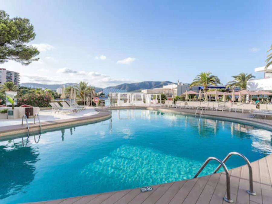 2 piscinas exteriores, guarda-sóis, espreguiçadeiras