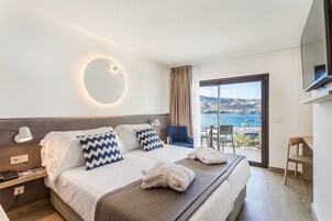 Quarto Duplo Superior, banheira de hidromassagem, vista para o mar | Minibar, cofre no quarto, secretária, quartos insonorizados