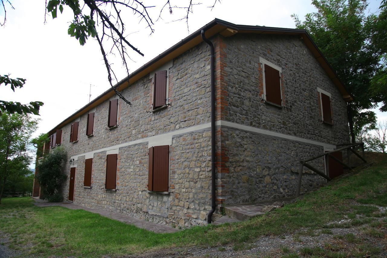 Um edifício de pedra com várias janelas e telhado inclinado.