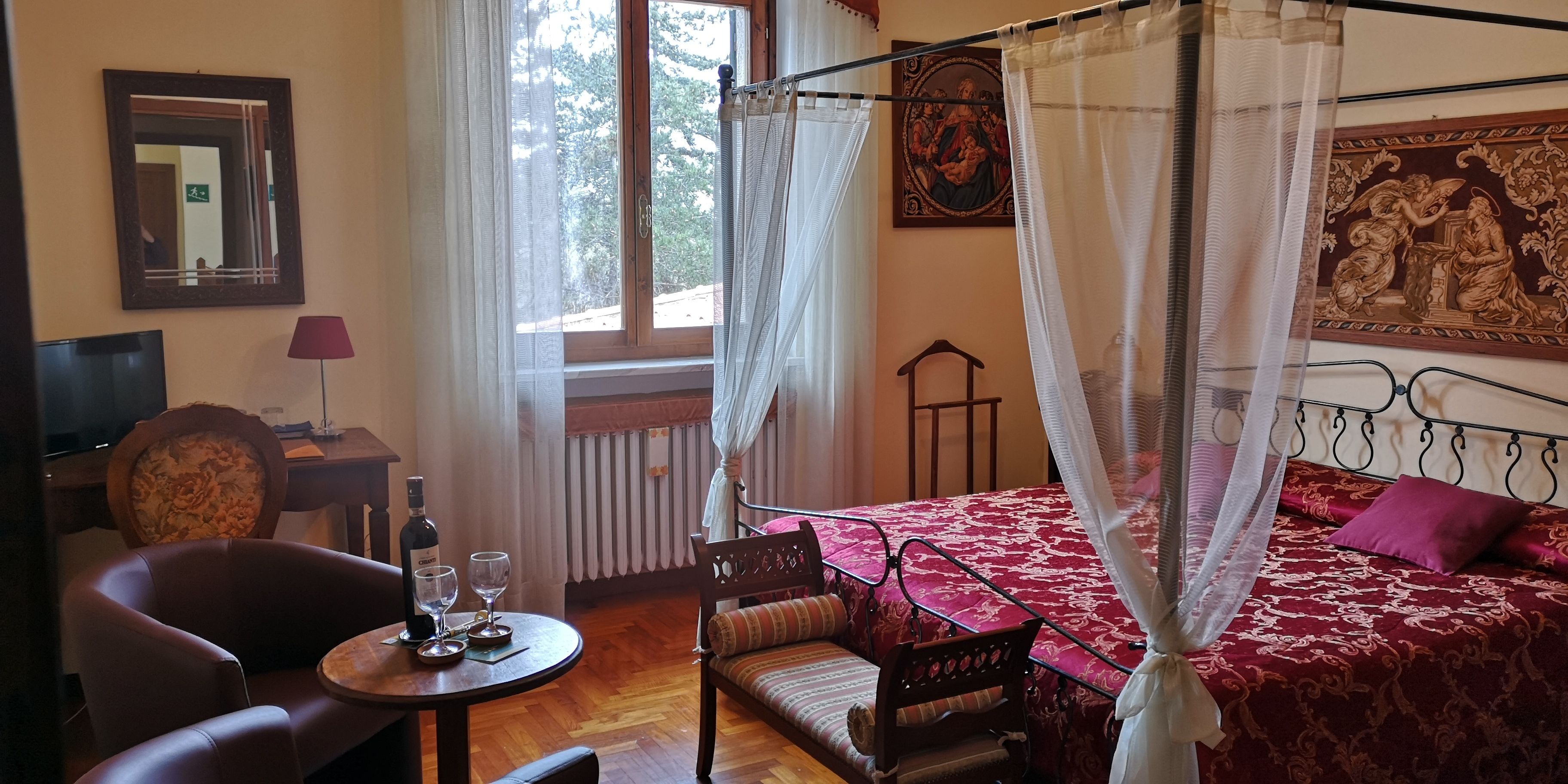 Quarto casal | Cofres nos quartos, individualmente decorados, escrivaninha