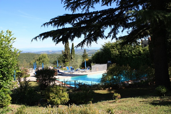 Piscina externa sazonal, guarda-sóis, espreguiçadeiras