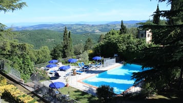 Piscina exterior sazonal, guarda-sóis, espreguiçadeiras