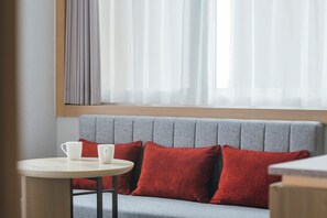 Escrivaninha, cortinas blackout, ferros/tábuas de passar roupa