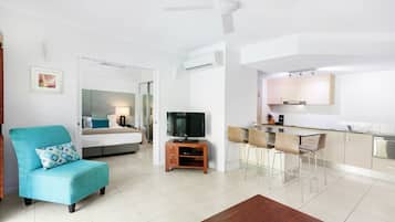 1 quarto, cofre no quarto, ferro/tábua de engomar