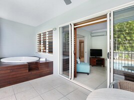 Quarto, 2 quartos (Swim Out) | Cofre no quarto, ferro/tábua de engomar, berços/camas para crianças 