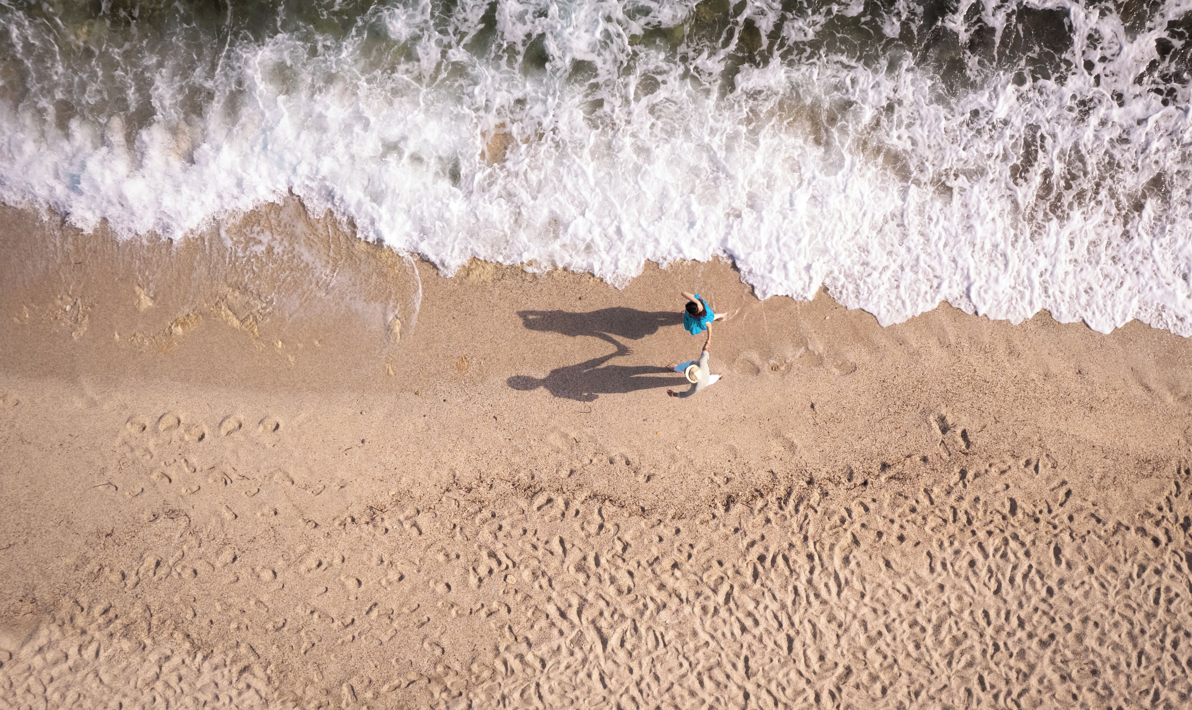 Na praia, espreguiçadeiras, guarda-sóis, prática de esqui aquático 