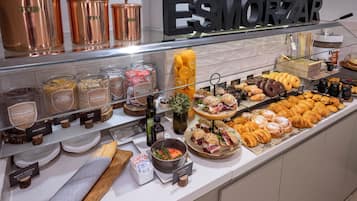 Café da manhã com buffet todos os dias (EUR 16 por pessoa)