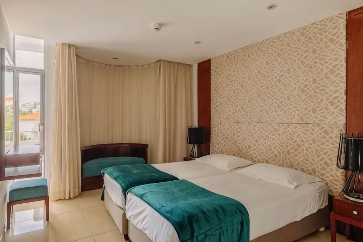 Cofre no quarto, cortinas/cortinados opacos, ferro/tábua de engomar 