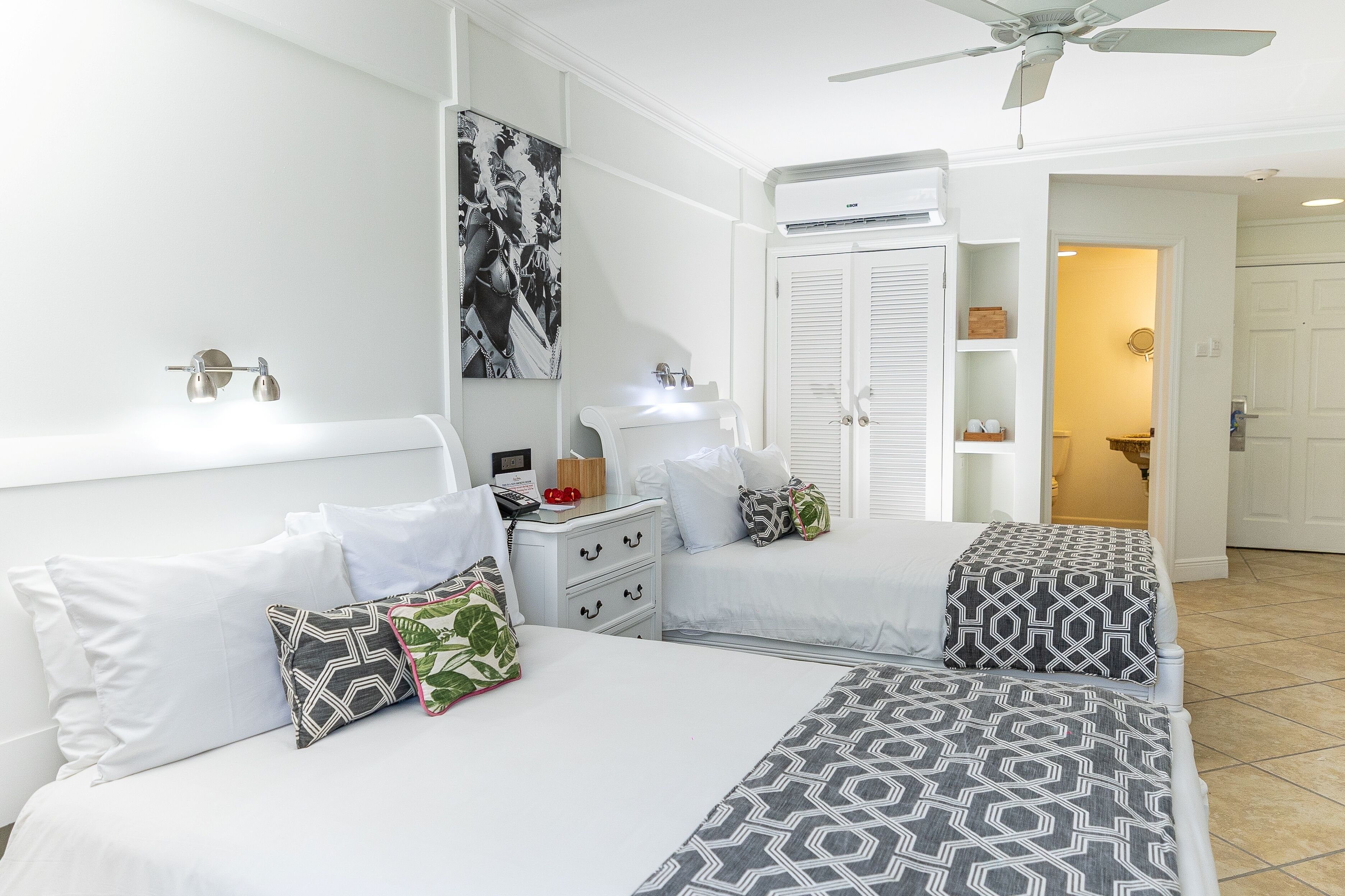 Roupas de cama premium, cofres nos quartos, escrivaninha