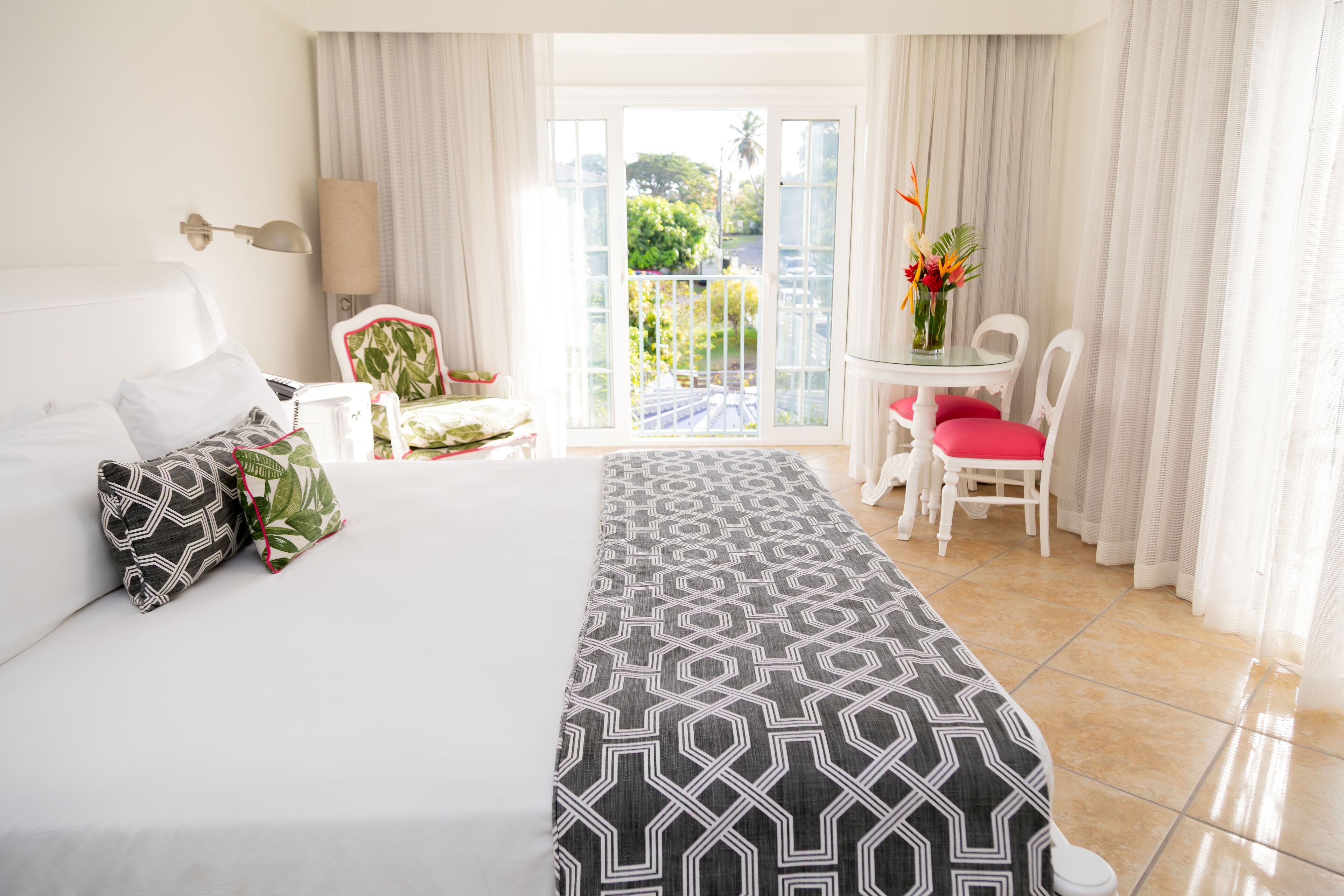 Roupas de cama premium, cofres nos quartos, escrivaninha