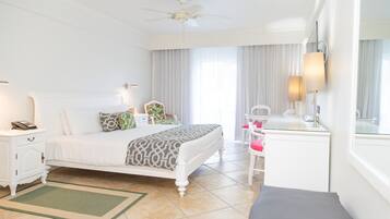 Quarto moderno com cama, mesa de cabeceira, luminária e escrivaninha com cadeira.
