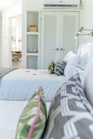 Quarto Standard, vista para a piscina | Roupa de alta qualidade, cofre no quarto, secretária 