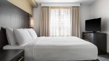 Roupa de alta qualidade, edredões de penas, cofre no quarto, secretária