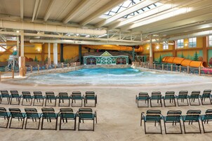 6 piscinas interiores, piscina exterior sazonal, toldos (sobretaxa) 