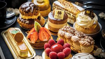 Diversos doces sobre uma mesa.