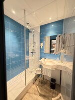 Quarto triplo família | Banheiro | Produtos de toalete grátis, secador de cabelo, toalhas de banho 