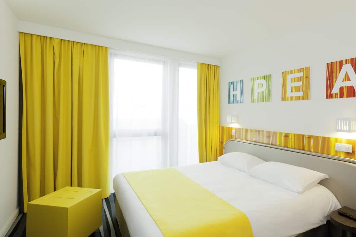 Roupas de cama premium, escrivaninha, cortinas blackout