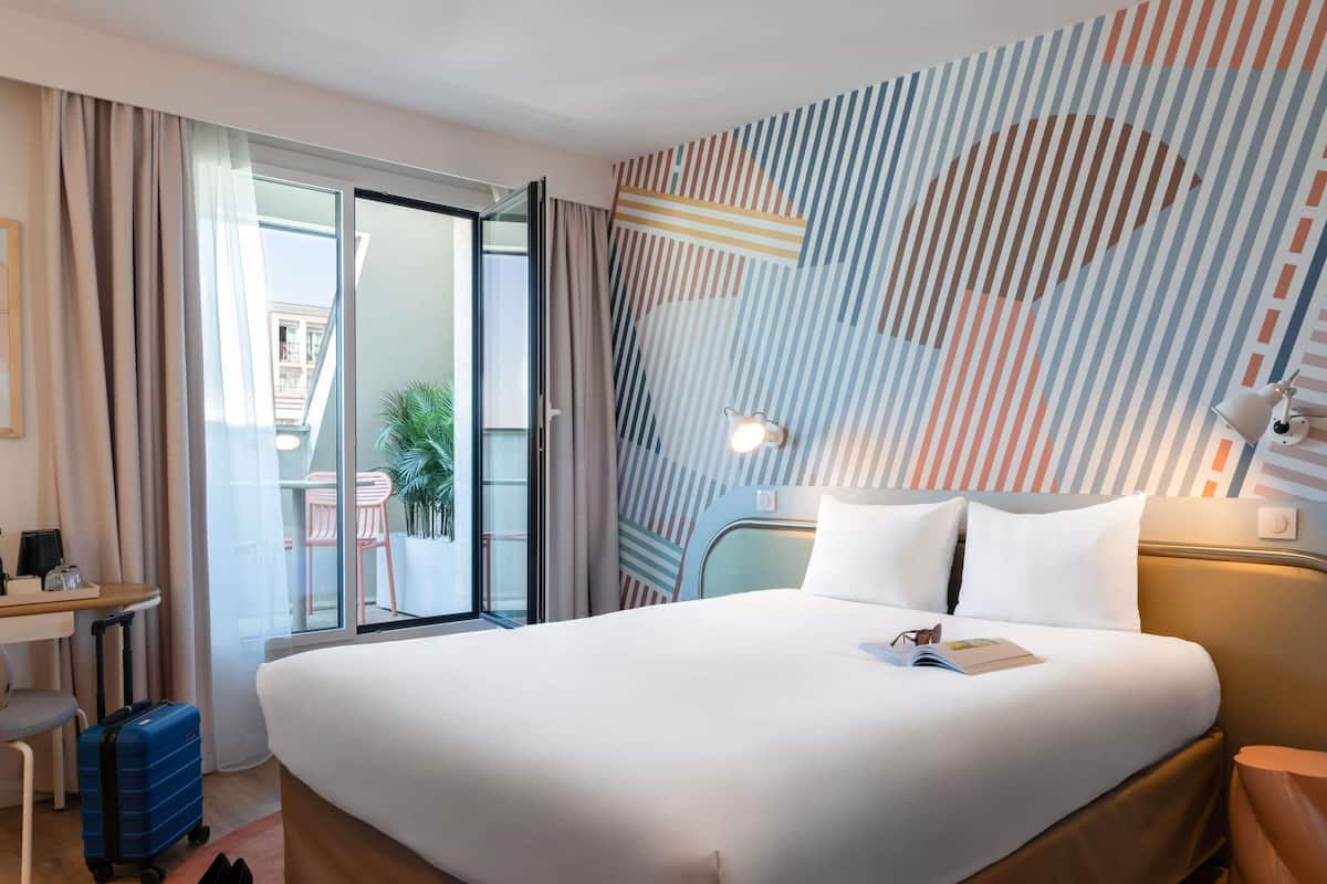 Suíte, 1 cama de casal e sofá-cama, sacada | Roupas de cama premium, escrivaninha, cortinas blackout