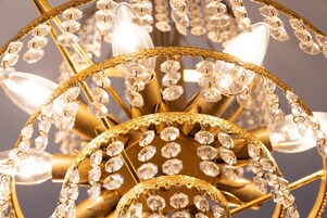 Um candelabro com vários níveis de detalhes em cristal.