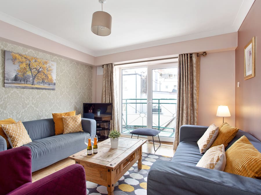 Apartamento, 3 quartos (6 Adults) | Sala de estar | Televisor de 32 polegadas com canais via satélite