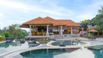 Piscina externa, espreguiçadeiras