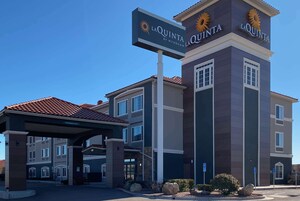 Entrada de hotel com uma placa visível indicando "La Quinta by Wyndham La Quinta".