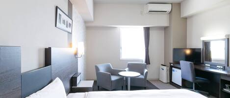 Quarto standard, 1 cama Queen, para não fumantes | Cofres nos quartos, escrivaninha, cortinas blackout