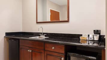 Quarto, 1 cama King, para não fumantes | Minibar