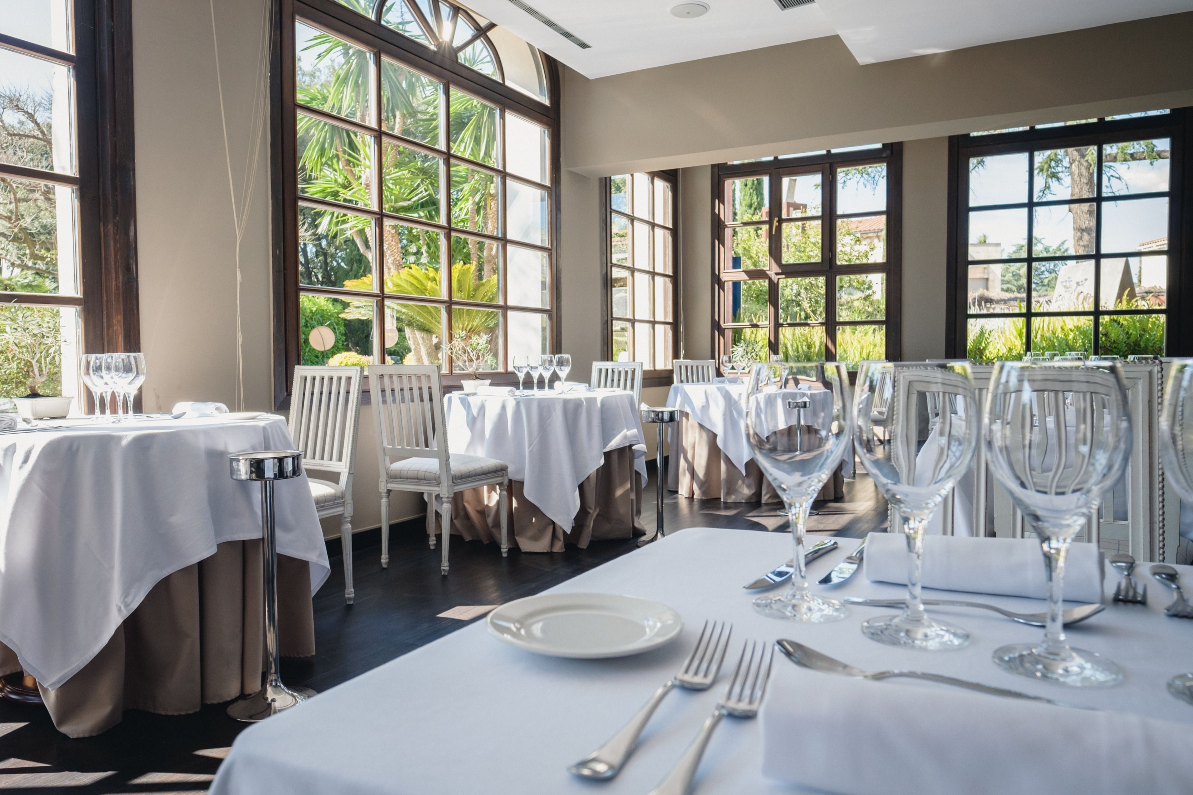 2 restaurantes, com serviço de almoço e jantar; culinária mediterrânea