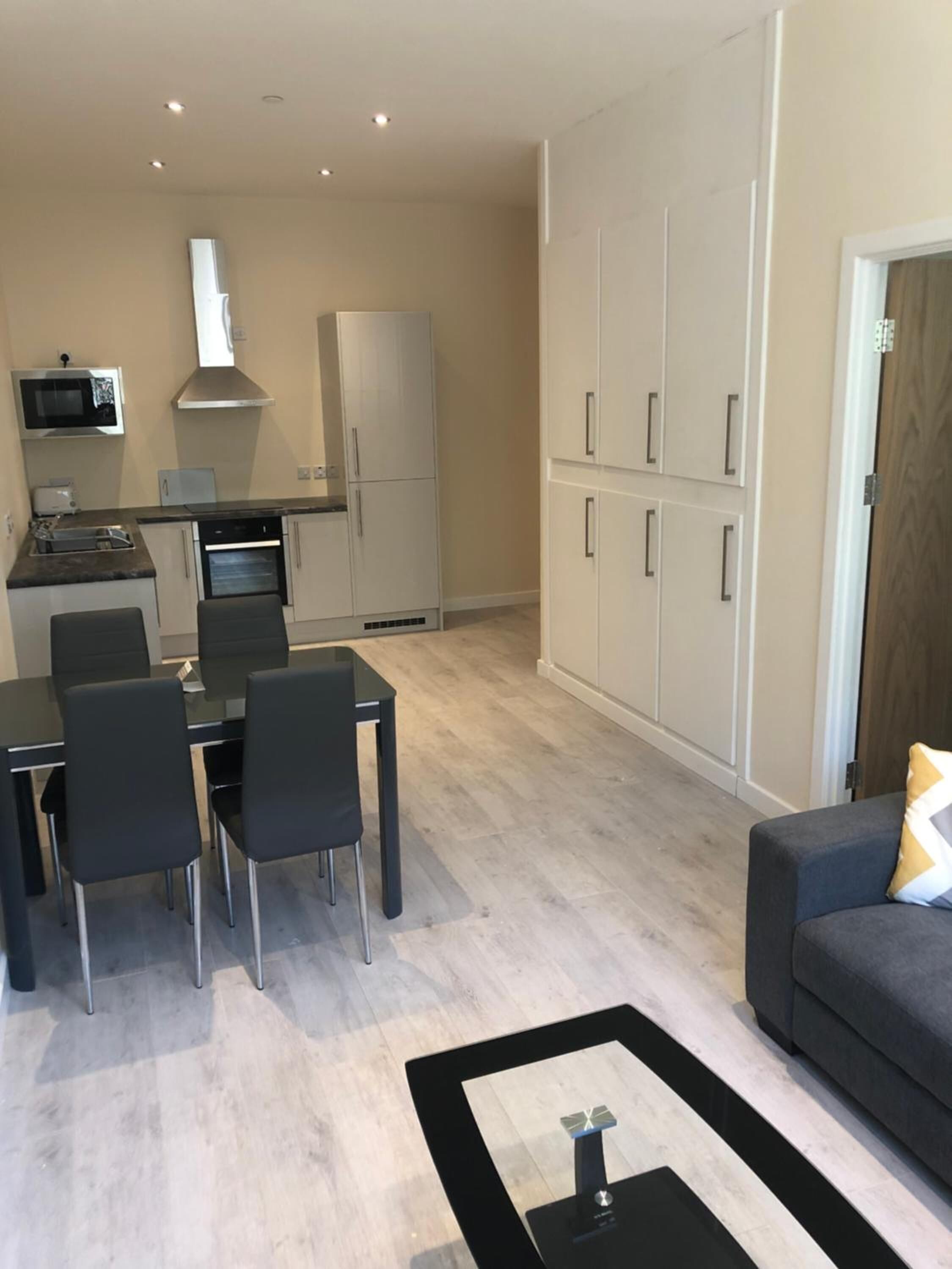 Apartamento Comfort, 1 cama queen-size | Sala | Televisor de ecrã plano de 30 polegadas com canais via satélite 