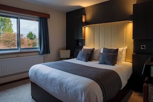 Quarto casal | Escrivaninha, cortinas blackout, ferros/tábuas de passar roupa