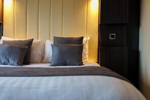 Quarto casal | Escrivaninha, cortinas blackout, ferros/tábuas de passar roupa