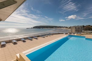 Piscina externa sazonal, guarda-sóis, espreguiçadeiras