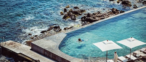 2 piscinas exteriores, guarda-sóis, espreguiçadeiras