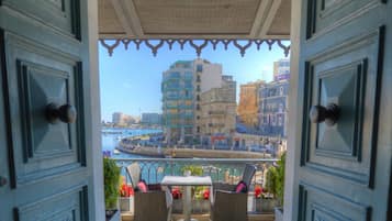 Serviço de café da manhã, almoço, jantar; vistas para o mar